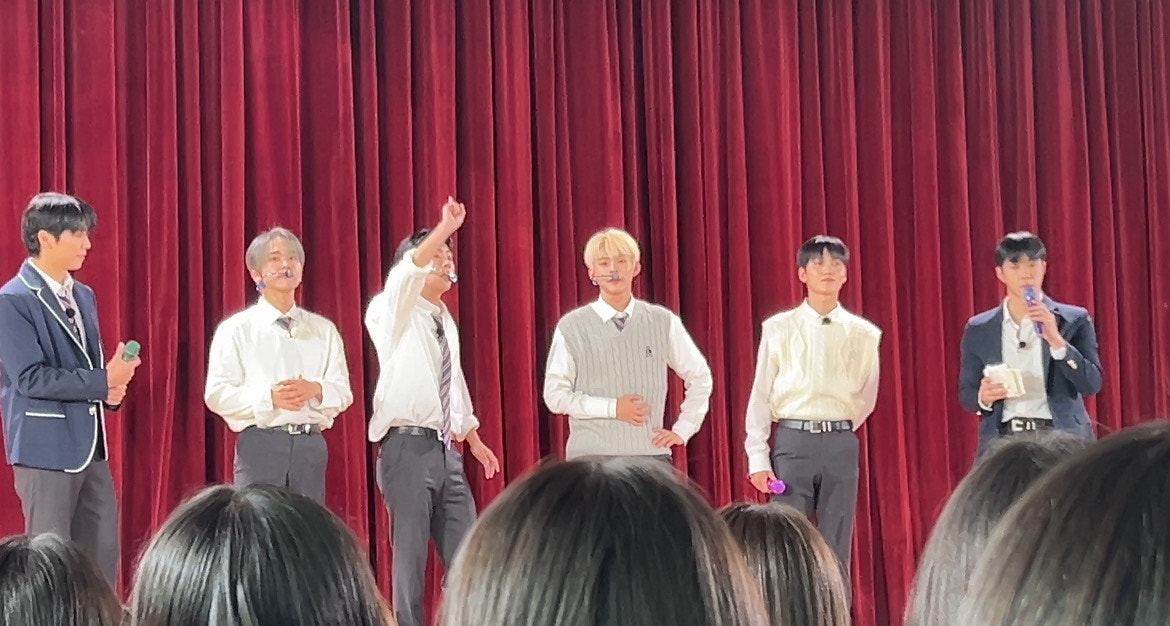 Onf Community Posts 온앤오프 저희 학교 와주셔서 감사해요🙇🏻♀️🙇🏻♀️ 너무 재밌었어요😚 진심 개존잘입니다
