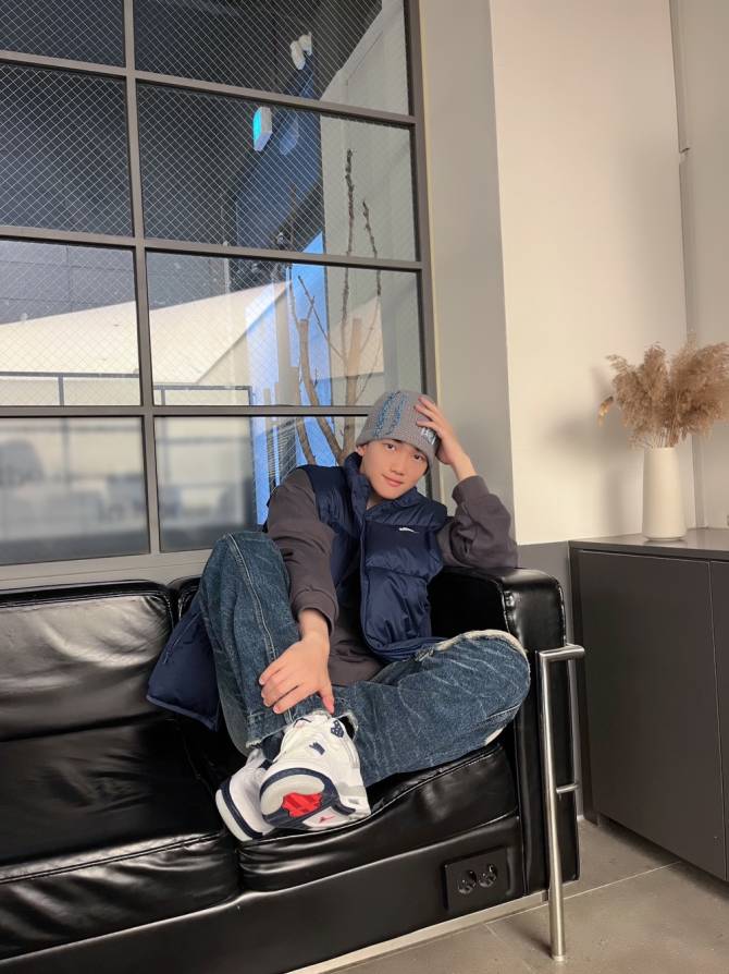 Atbo Community Posts 여기는 소파가 천국이야☁️🩶🤎🤍 Kimyeonkyu