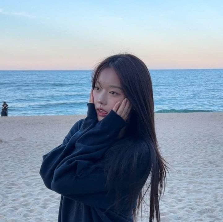 ILLIT Community Post - ms hyewon!?!? i missed her smm