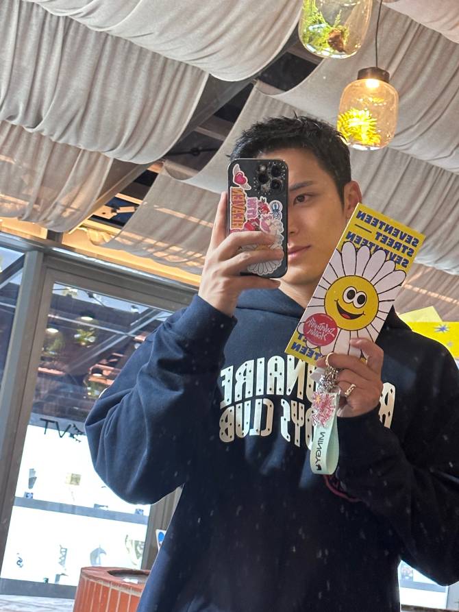 Seventeen Community Post 캐럿들 잘자🖤 좋은 꿈꿔 Mingyu