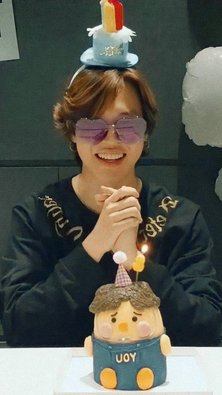 Bts Community Posts 생일 축하해 지민 오빠 군대 항상 행복하고 건강하길 바라요 🎂😇🤗 군대는 당신을 정말