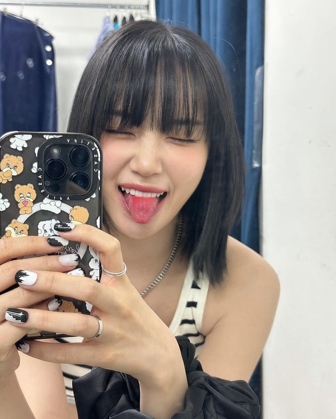 Le Sserafim Community Posts 채채시💛