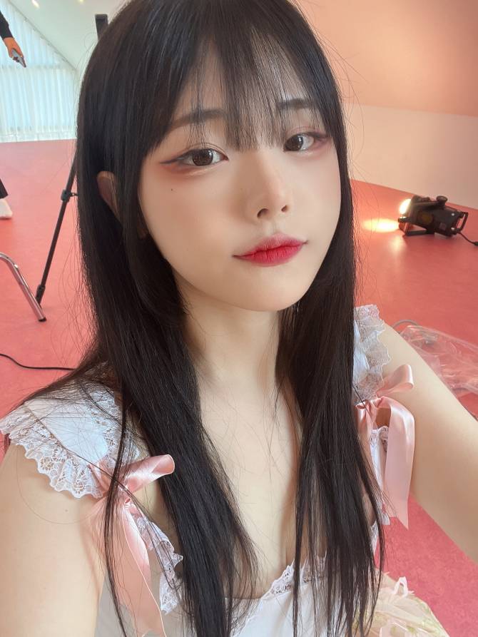 Qwer 커뮤니티 포스트 안녕 위버스에 히나 두등장 너무 반가워요오 앞으로 자주 놀러올게🤍💙 잘 지내보아요 ˘ ˘