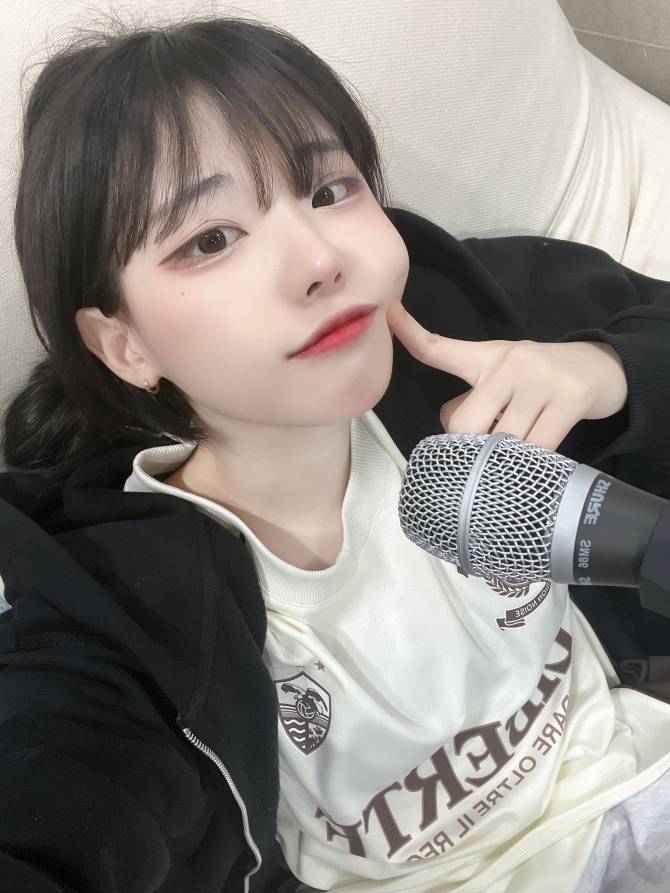 Qwer Community Posts 안녕 오늘 하루도 잘 보내고 있어요 저는 내일 드디어 데뷔라는게 너무 설레서