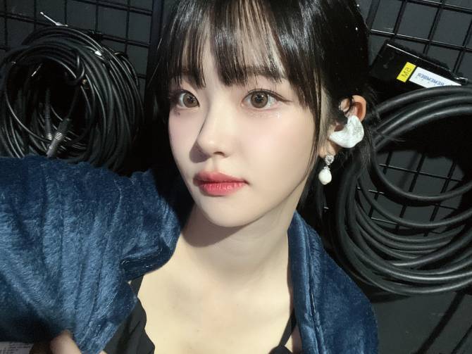 Qwer Community Posts 오늘 바람이 많이 부는 날씨예요 데뷔 성공적으로 마치고 저는 오늘 광고촬영 가는 길