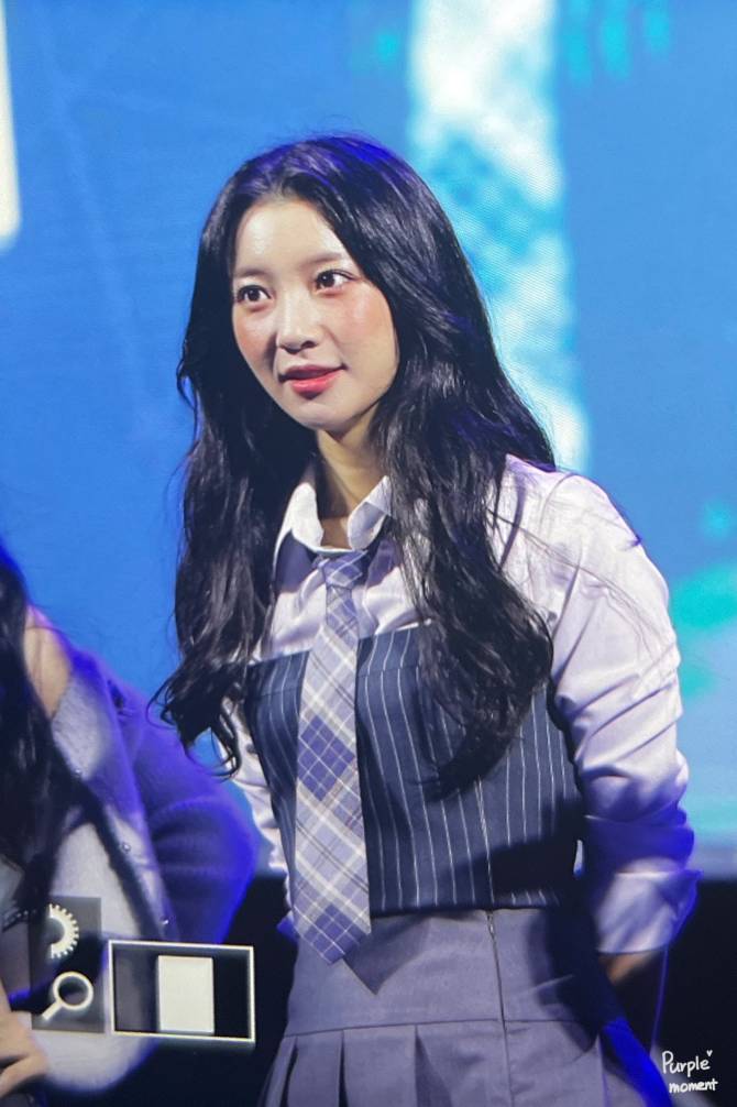 Oh My Girl Community Post 차 안에서 신나게 놀다가 자면 뭔가 꿈을 꿀 것 같은 느낌😌 아무래도 이동