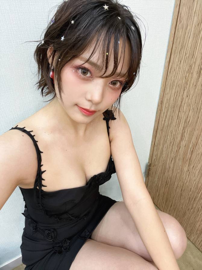 Qwer Community Posts 오늘도 열심히 일하구 와따~~ 디스코드 많이 들어주시고 계신가요💕 뮤비 촬영 현장