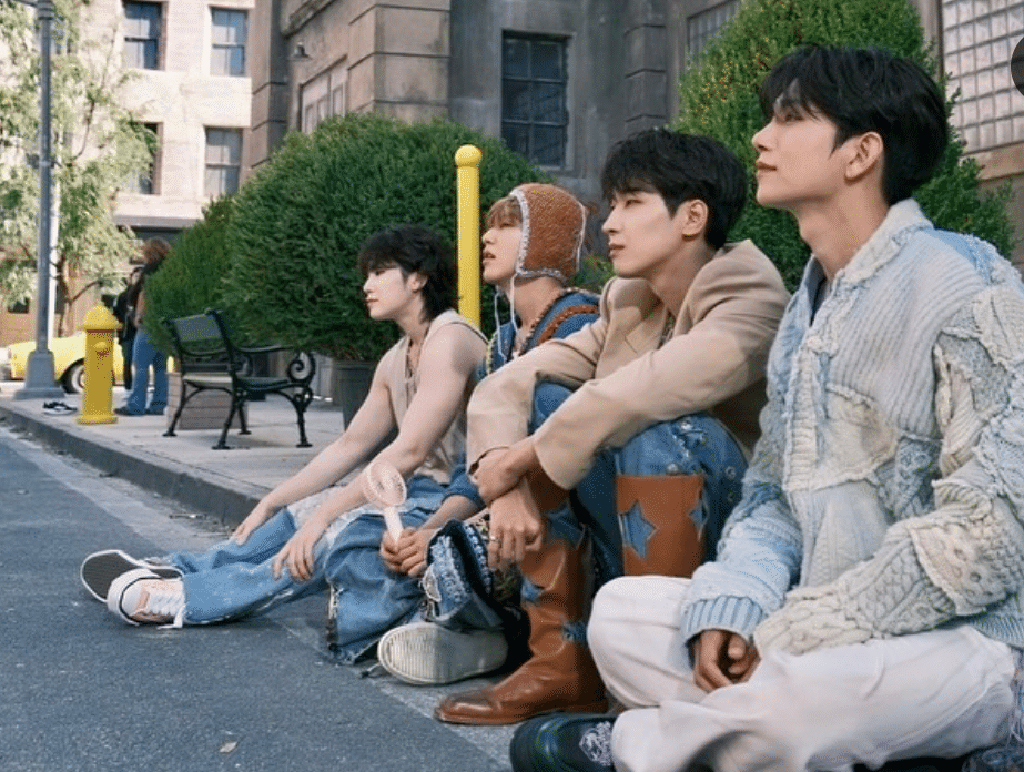 SEVENTEEN Community Posts - 撮影中？に疲れちゃったのか、並んでる96lineが可愛い😁 隣のシュアが背筋ピン と伸びてるように見える分だけ、並んで同じような感じで ...