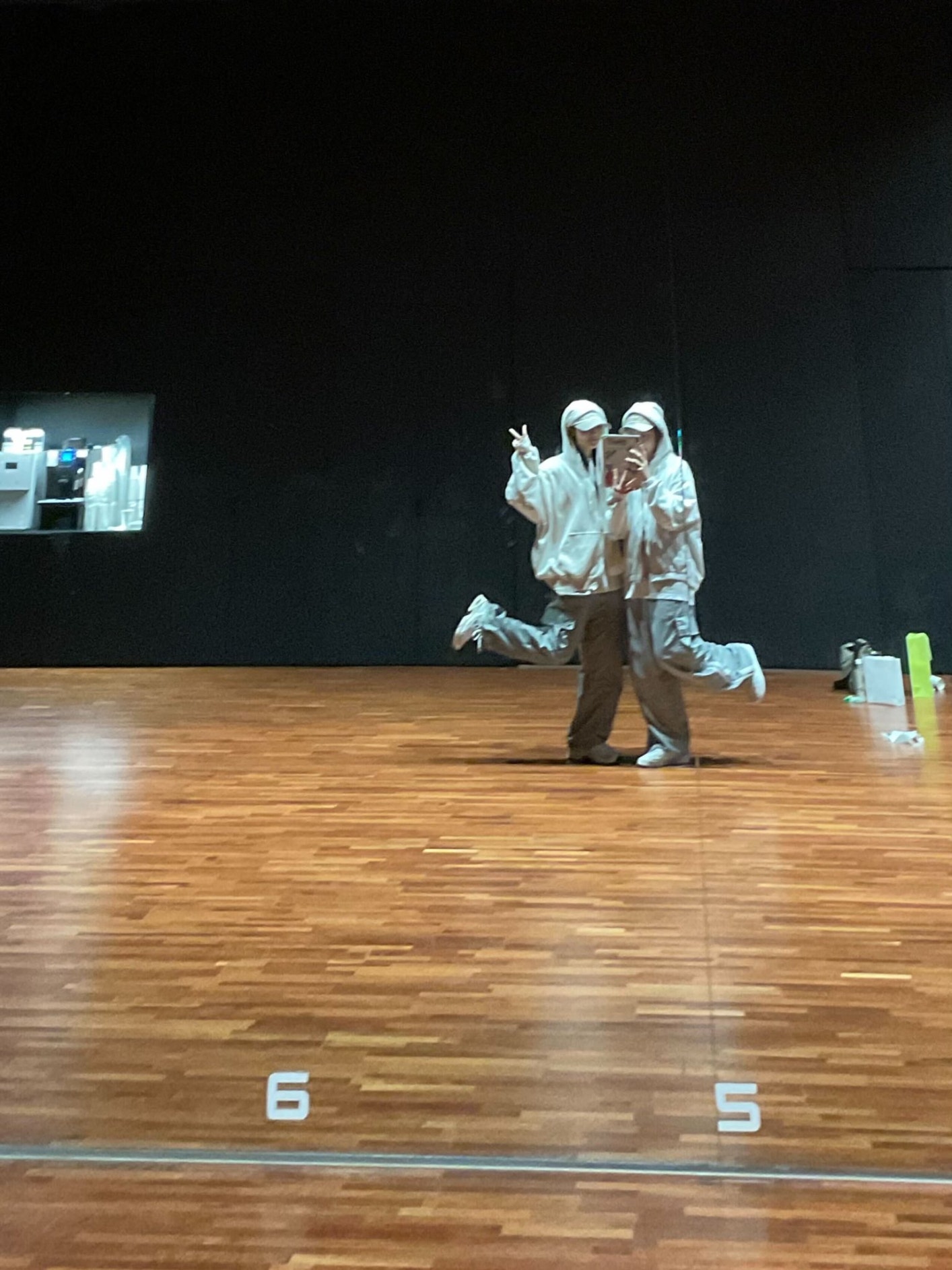 ILLIT Community Posts - moheetoz 🩶🖤