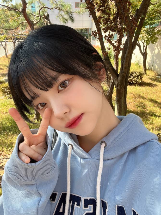 Qwer Community Posts 안녕 ️ ️ 오늘은 Qwer 쉬는 날 저는 개인촬영을 하러 어엄청 멀리 왔어요