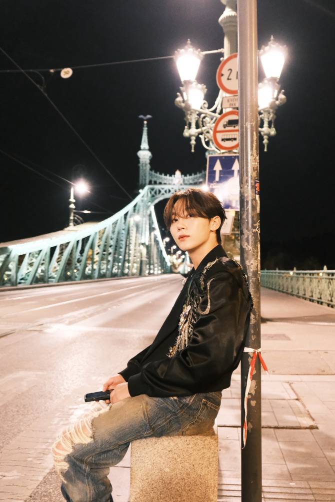Seventeen Community Post 인스타 올려준 사진인데 원본 사진 길이가 더 길어서 배경화면으로 쓸 캐럿들 써요