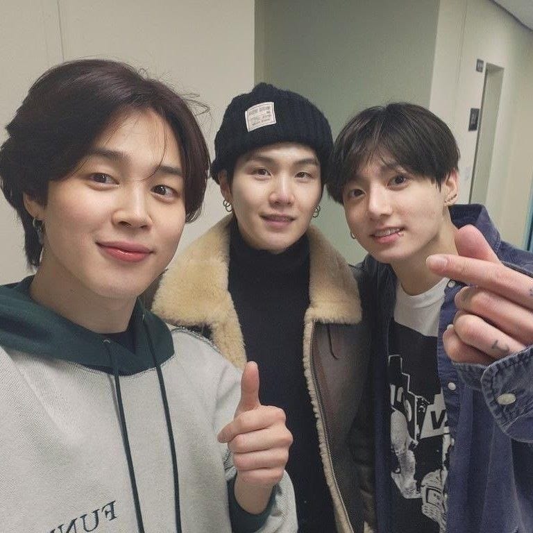 BTS Community Post - 🏆 SUGA, Jimin y Jungkook se unen oficialmente a PSY como los únicos ...