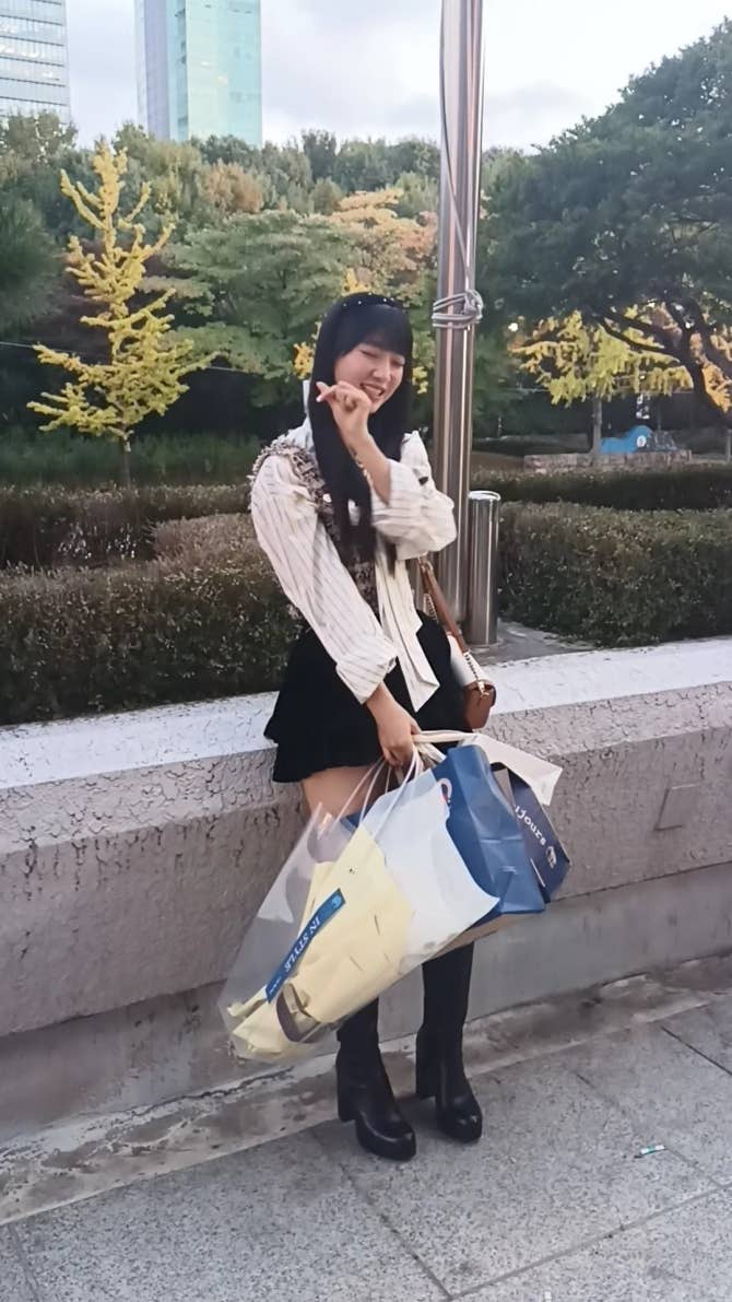 Oh My Girl Community Posts 걸어다니는 낙원🌸🌼🌺 눈에 보이는 천국🤍🪽 내 곁의 기적💙🌹