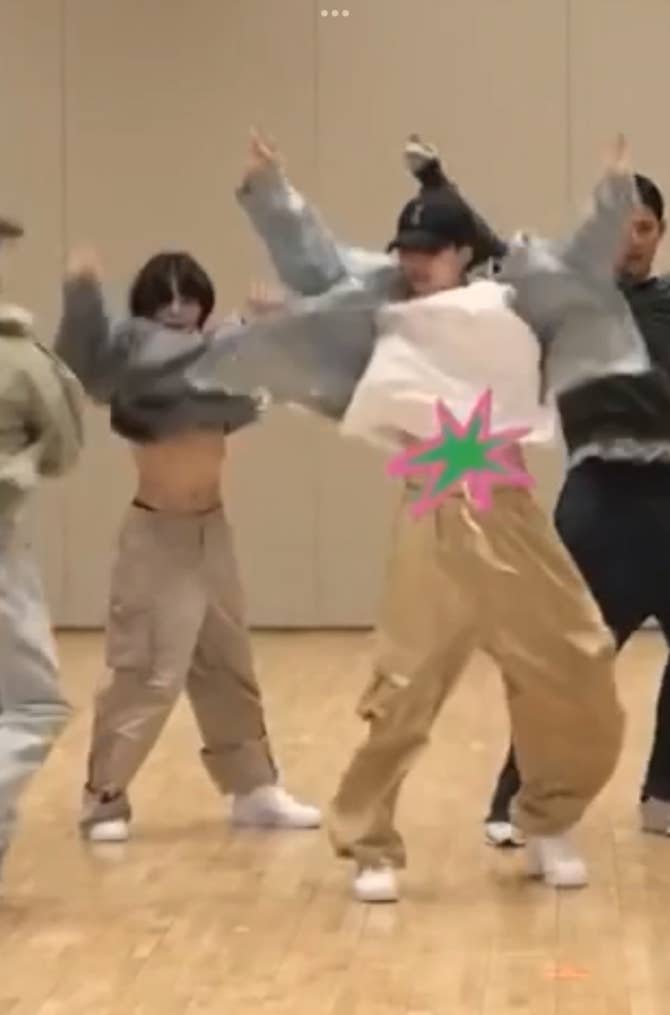 Seventeen Community Post 아니 왜 정한만 배만 가리고 다른 멤버들은 다 노출하는 걸까요 정한아