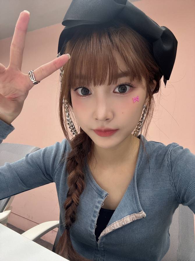 Wooah Community Post 리본베레모🖤💙 월요팅 민또팅🤓 고양이 귀 셀카 찍어달라고 했었는데 못찍어서ㅠㅜ