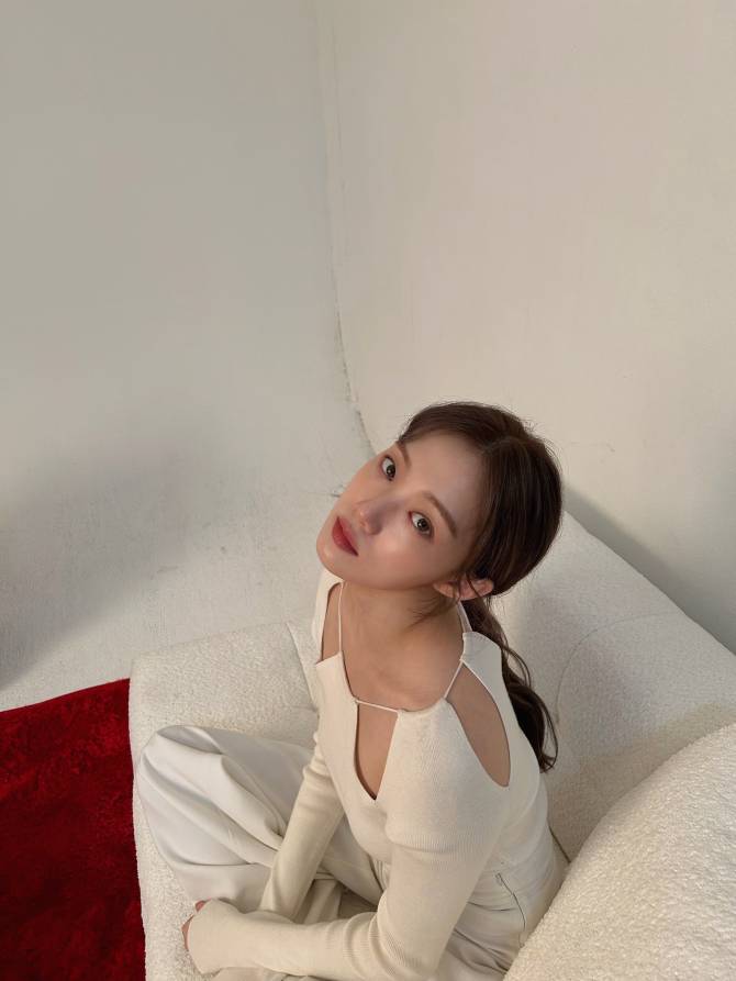 Lee Sung Kyoung Community Posts 다들 밥 마싯는거 먹기🫰🏻 곧 만나 불쑥 올게 쟈기쟈기들 😛