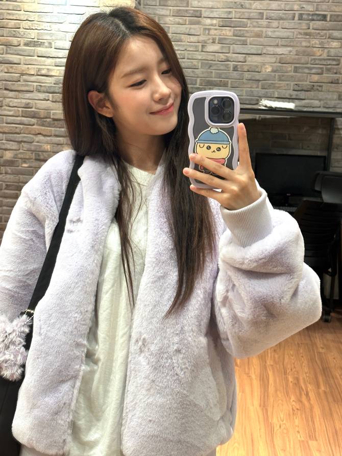 Wooah 커뮤니티 포스트 보들보들 뽀송뽀송 겨울이야☃️🌨️💜 이제 진짜 겨울이 온 것 같은 기분이야 너무 설레💓 우연