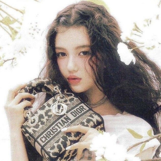 Newjeans 커뮤니티 포스트 How Is It Possible To Be This Pretty 😵💫