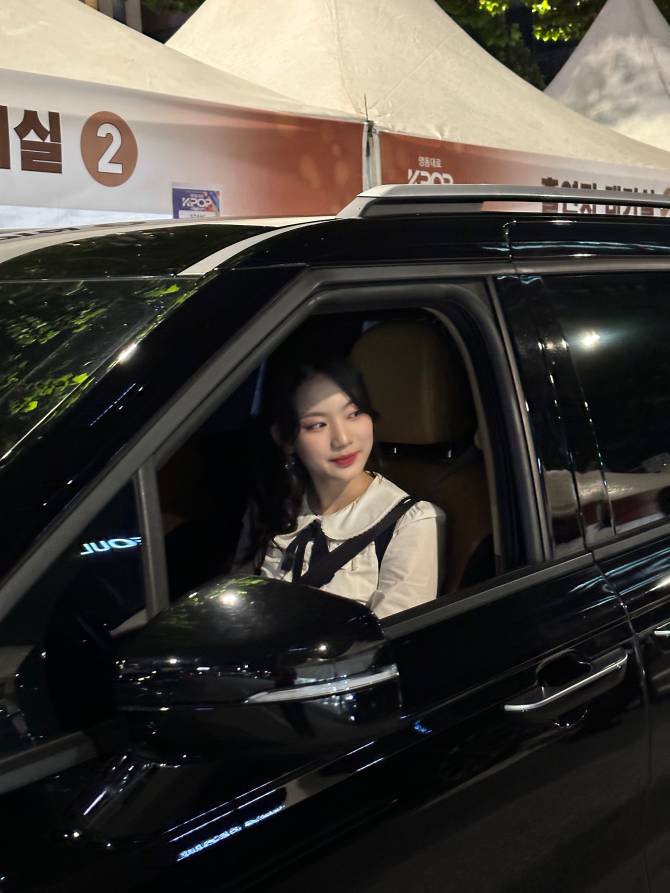 Stayc Community Post 추억이 담긴 채용용 사진📷 운전에 운도 모르니까 벨트만 메고 있을게요 퇴근합시당