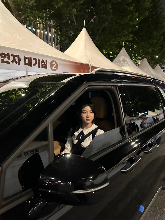 Stayc Community Post 추억이 담긴 채용용 사진📷 운전에 운도 모르니까 벨트만 메고 있을게요 퇴근합시당