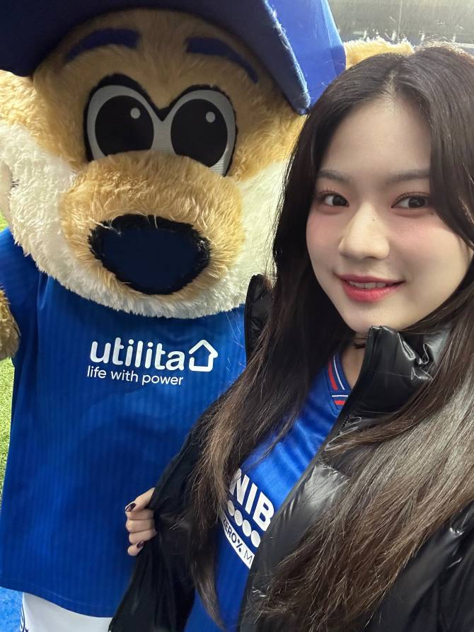 Stayc Community Post 추억이 담긴 채용용 사진📷 운전에 운도 모르니까 벨트만 메고 있을게요 퇴근합시당