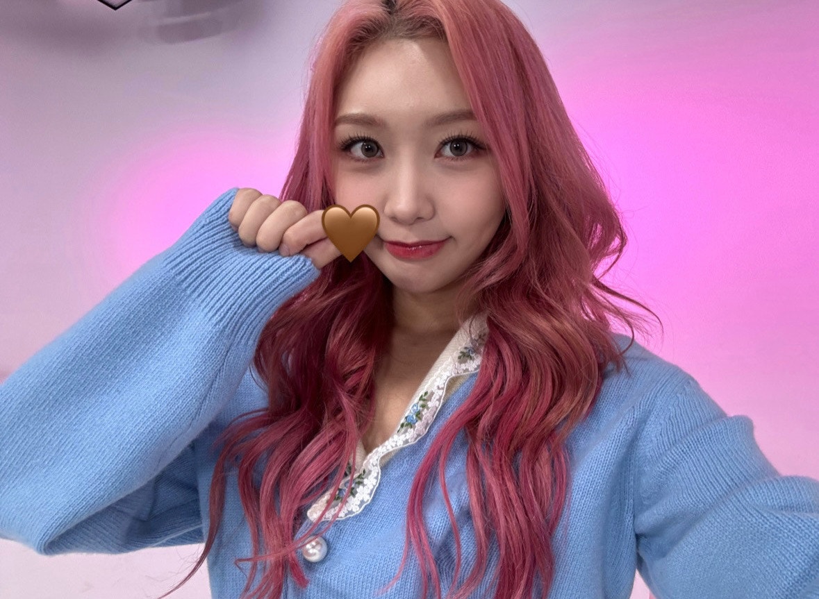 Secret Number Community Posts 🤎🩵🎀 오늘도 시크릿 투어와 함께 행복했다 🏻 🏻 Minji
