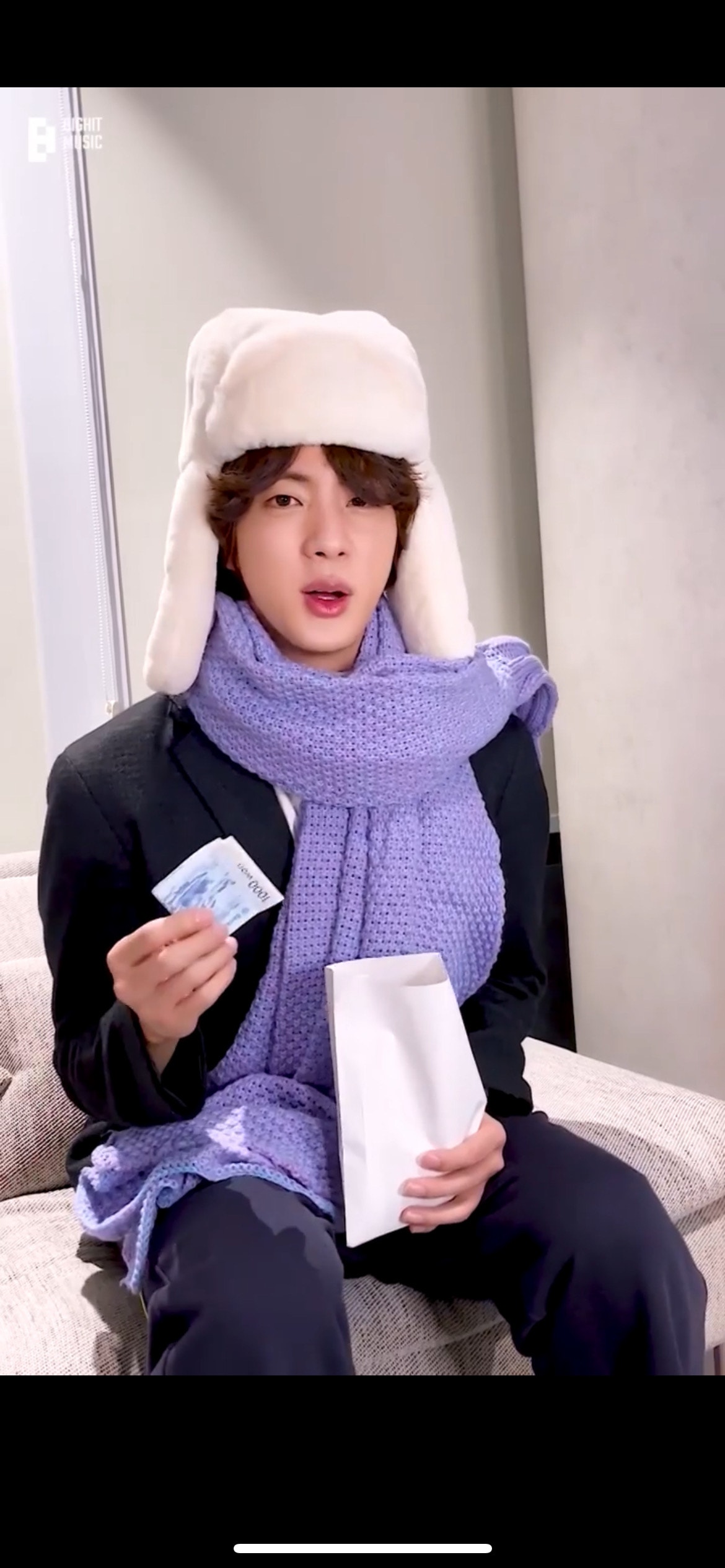 Bts 커뮤니티 포스트 Tojin 이번 달에도 만나러 와줘서 너무 기뻐요어제도 진은 정말 멋있어 🩷와 동영상을 보고