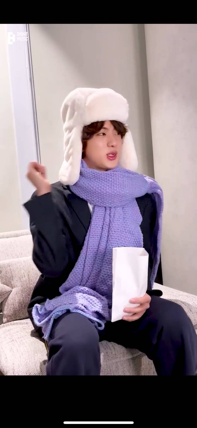 Bts 커뮤니티 포스트 Tojin 이번 달에도 만나러 와줘서 너무 기뻐요어제도 진은 정말 멋있어 🩷와 동영상을 보고