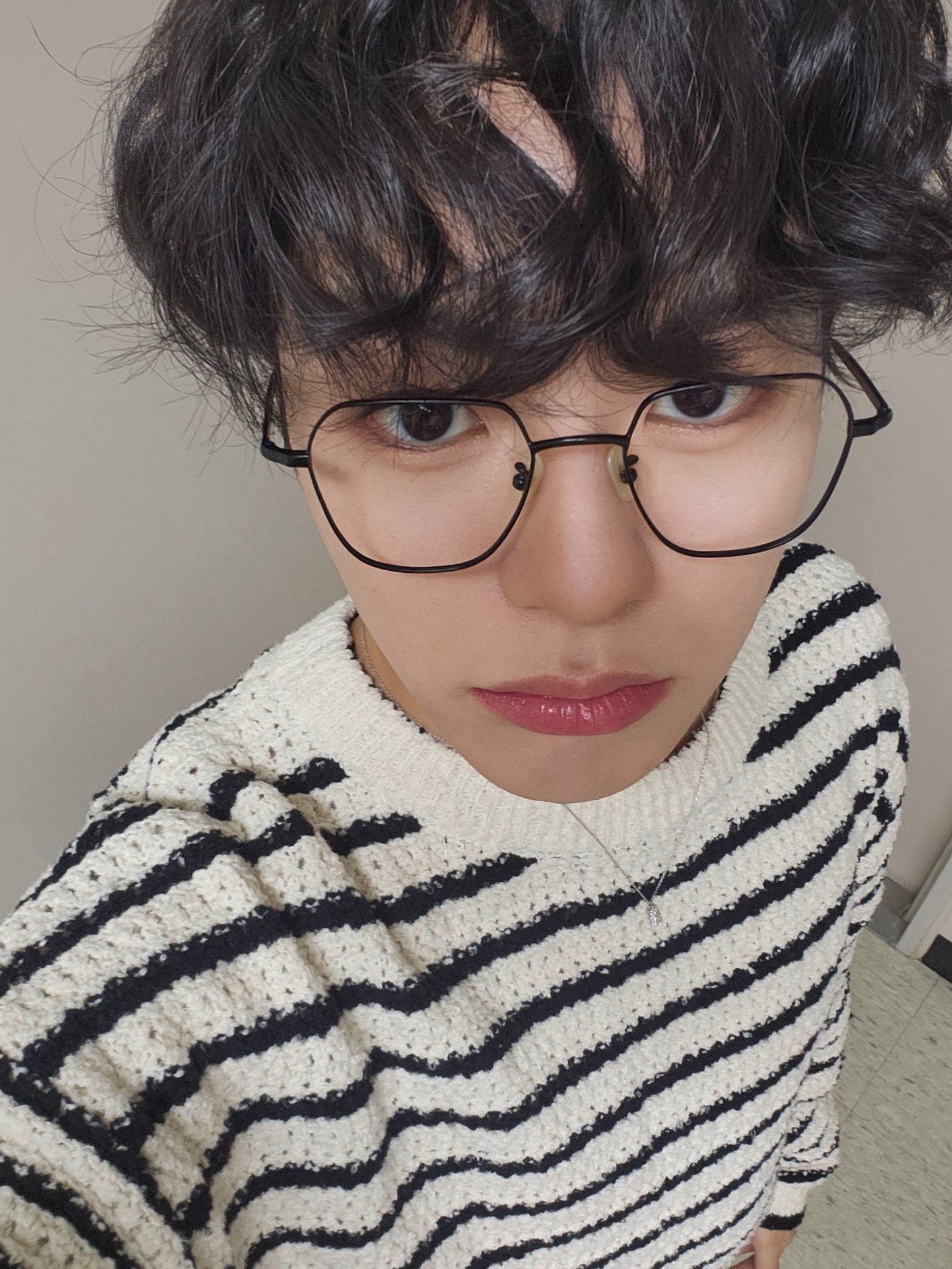 TREASURE Community Post - 예쁜 목걸이 🤗 - YOON JAE HYUK