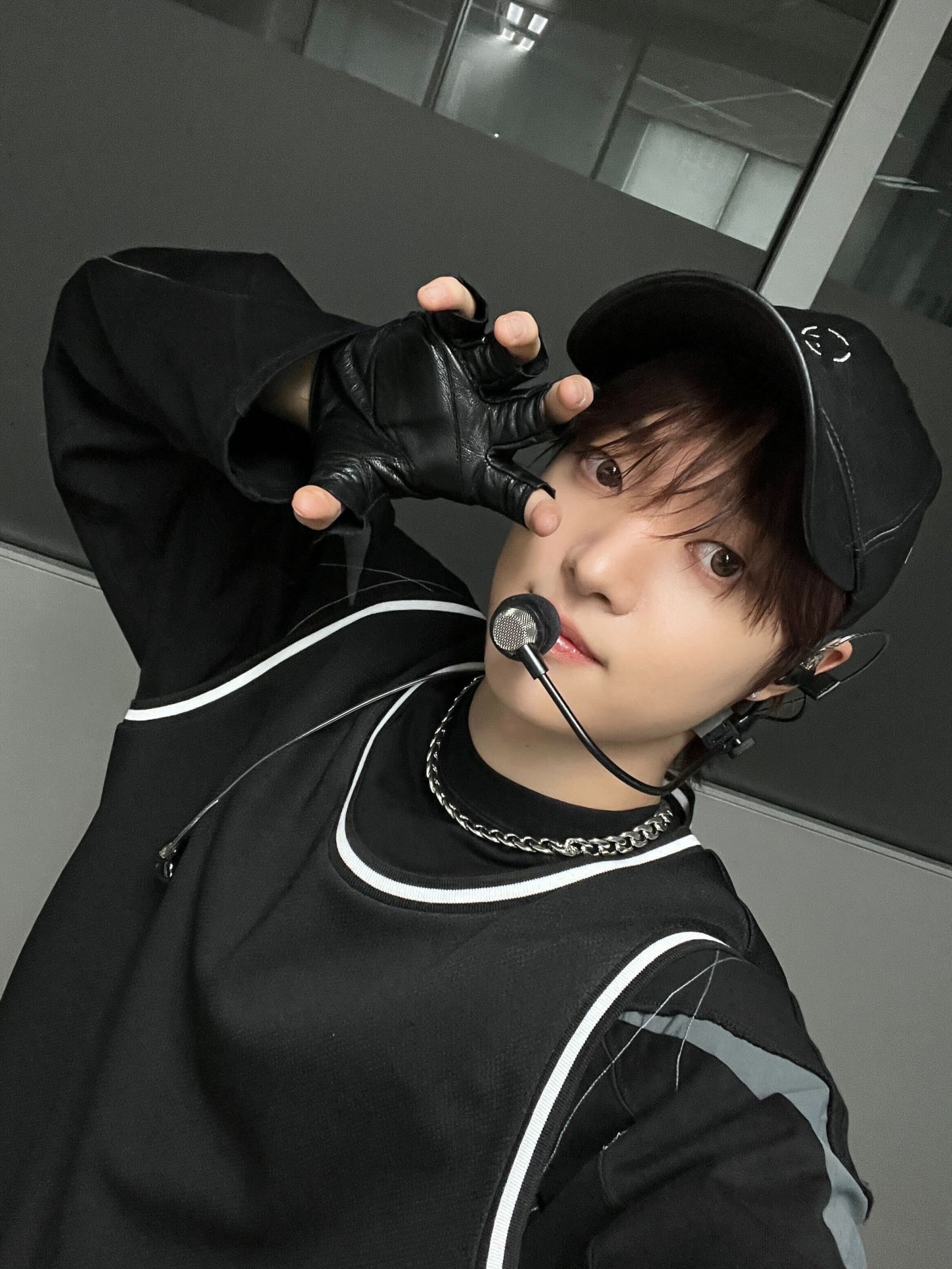 &TEAM Community Posts - 드디어 인기가요 첫방! 무사히 끝났습니당😁 응원하러 와주신 루네 여러분 감사합니다🩵🧡 감기 조심하세요~🍀🐺🏈 - EJ