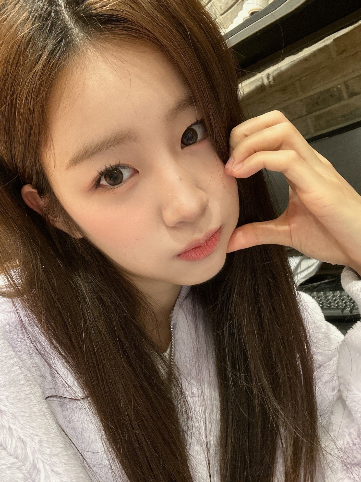 Wooah Community Posts 어김없이 돌아온 월요일에 월욘팅이 빠질 수 없지이💓 옷 따시게 입구우 오늘은