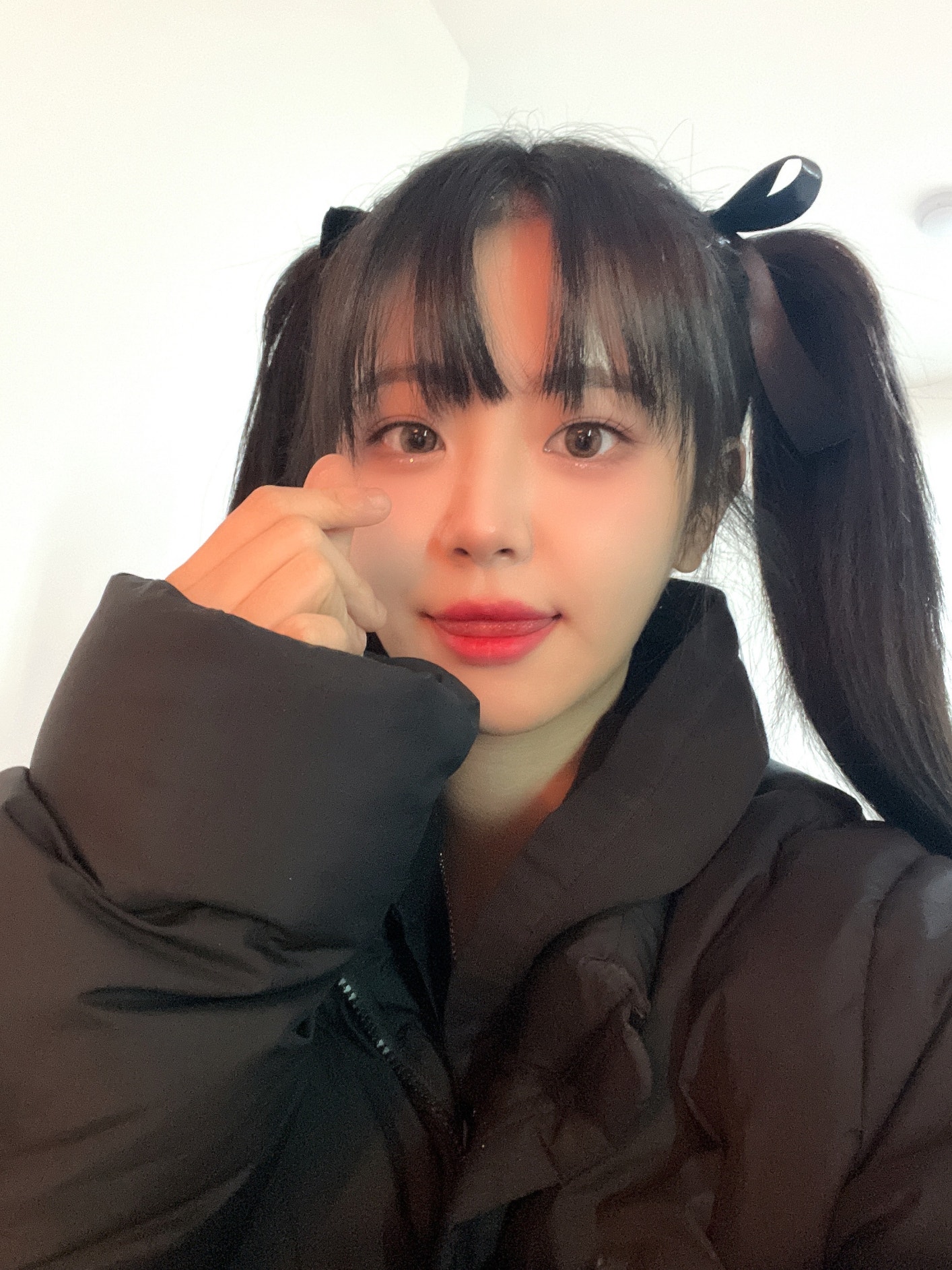 Qwer Community Posts 오늘의 포즈는 손하트 ️ 엄청 추운 날씨에도 팬싸인회 찾아와준 바위게들 너무 고맙고