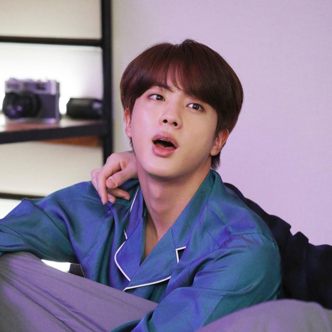 BTS Community Post - JIN 漫画本読んでたらこんな時間になってたよ 今日からまた1週間 怪我しないように JINらしく 良い日をすごしてね 私も仕事頑張る (｡ρω ...