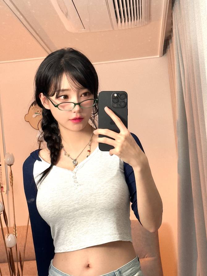 Qwer Community Posts 12월의시작 지금쓰고있는젠쨩은 계속 무한 공연준비중이에요 저희의 첫앨범이 나오고