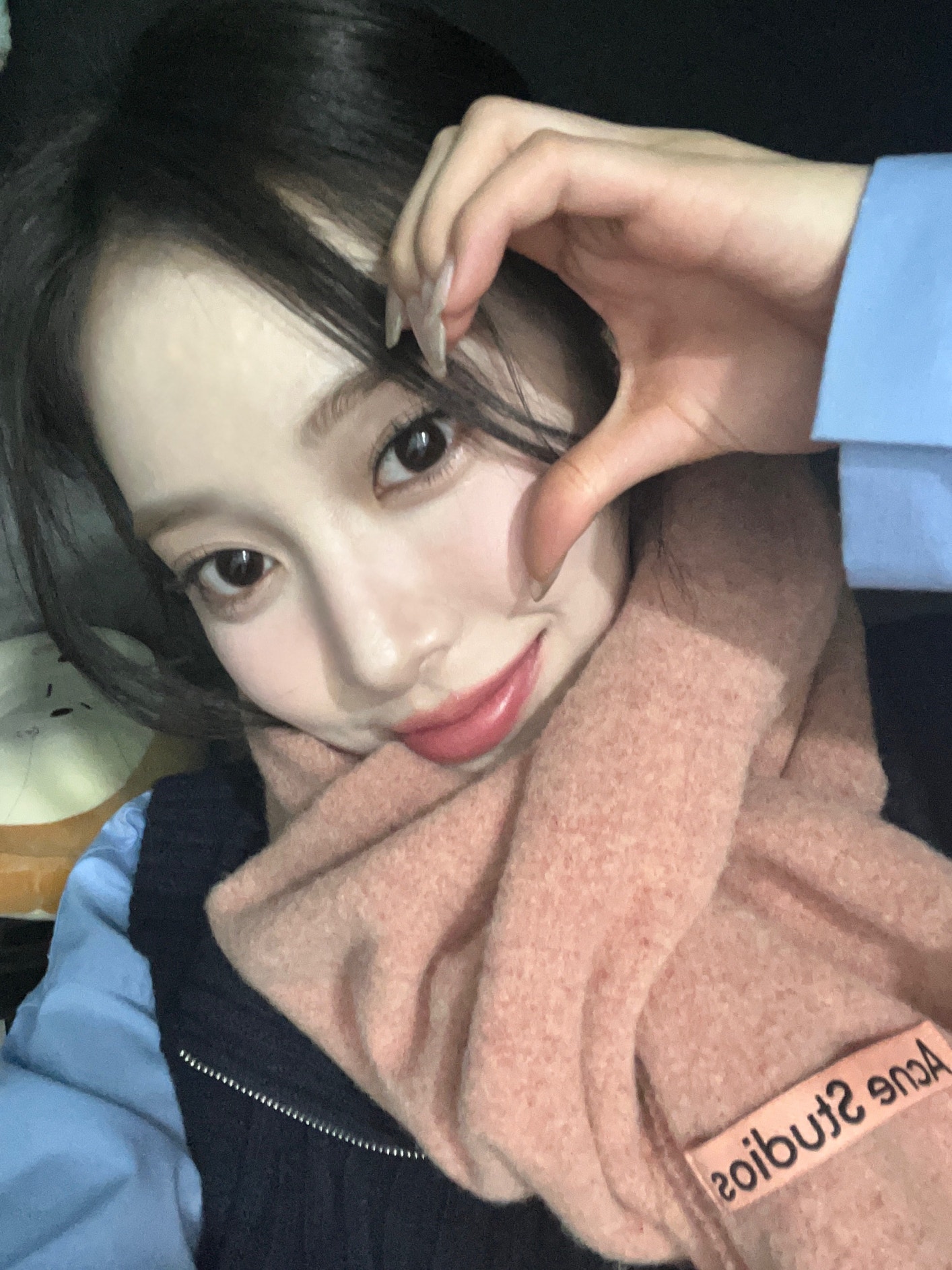 Weeekly 커뮤니티 포스트 어제 라이브 비하인드🩷🧣 12월도 잘 부탁해요 건강하게 따뜻하게 행복하게 조아