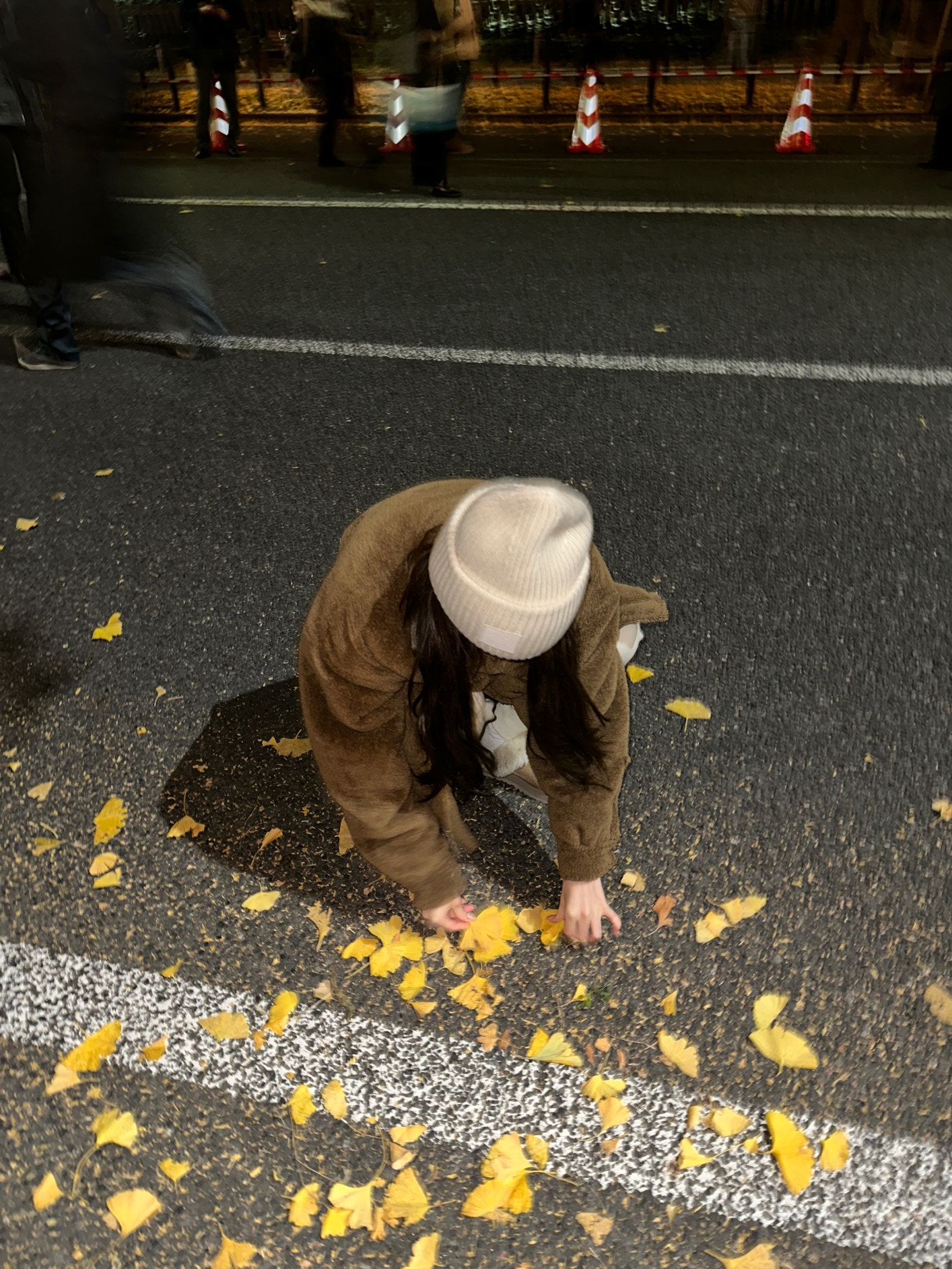 Le Sserafim Community Post 낙엽 줍줍 🍁 그저께 연습이 일찍 끝나서 스텝분들이랑 같이 메이지진구가이
