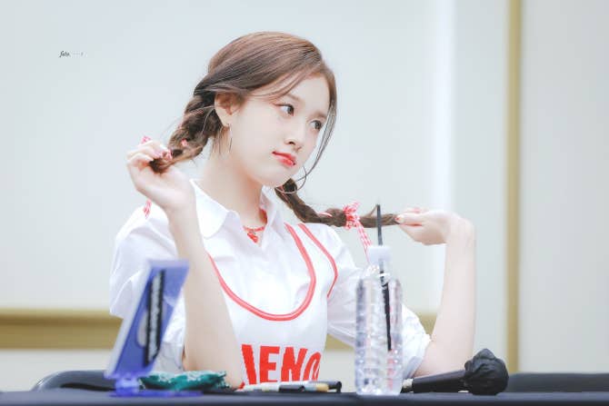 Stayc Community Posts 개인적으로 좋아하는 스테이씨 사진 나눔합니당♥️ 눈 똥그라해진거 넘 귀욤 옆태 윤세은