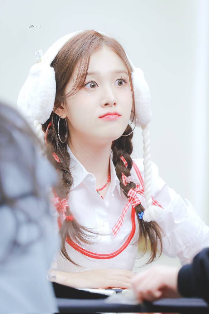 Stayc Community Posts 개인적으로 좋아하는 스테이씨 사진 나눔합니당♥️ 눈 똥그라해진거 넘 귀욤 옆태 윤세은