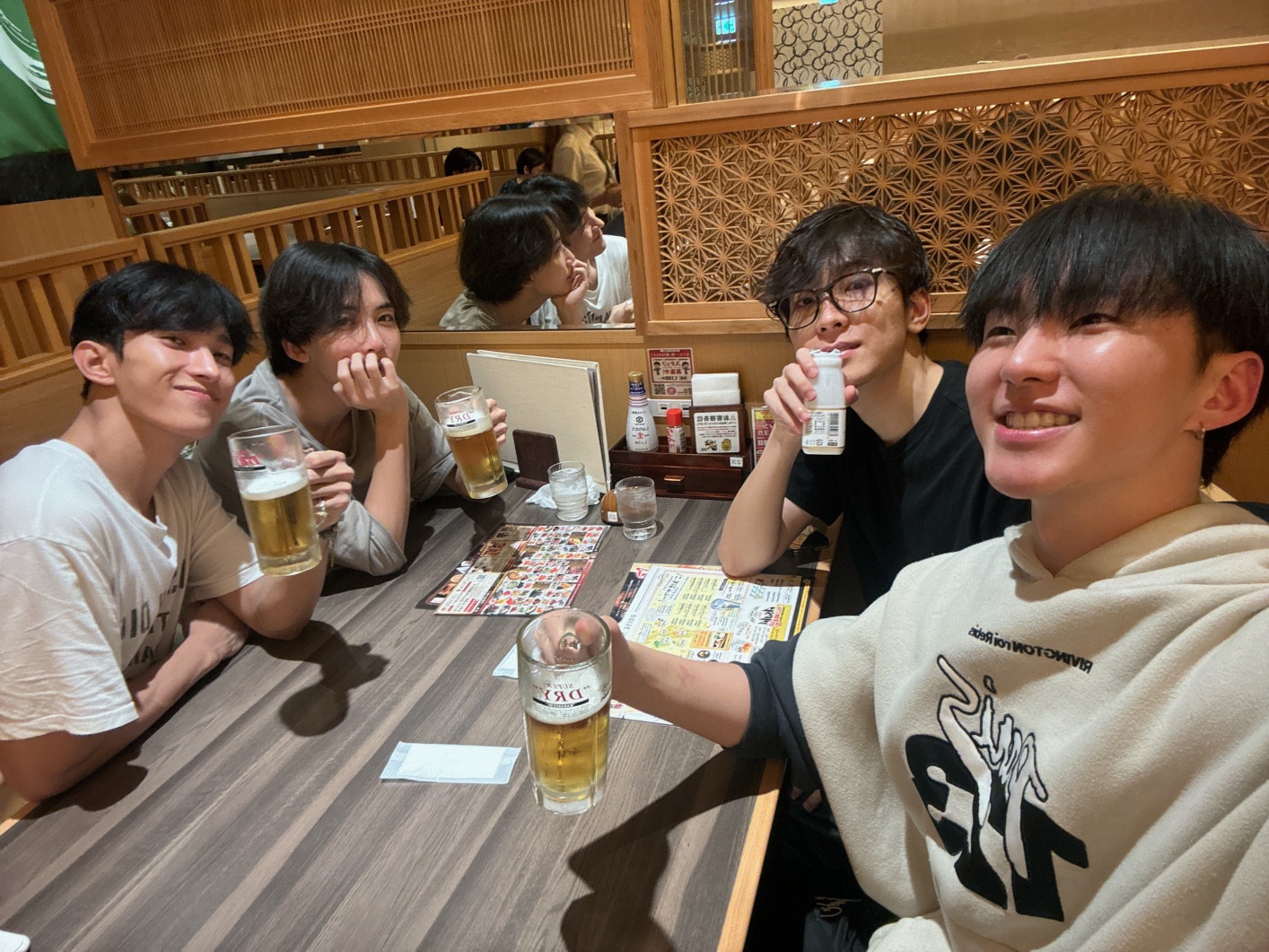 Seventeen Community Posts ホシくん酔ってるの？笑 顔赤いよ🤣 皆さんof感あって好きだ〜 皆可愛すぎやしま