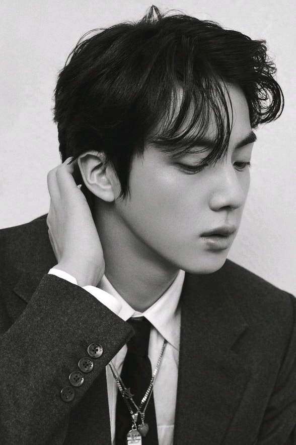 BTS 커뮤니티 포스트 - Happy Birthday Jinnie, WWH, My Forever Crush🥳🎂💜🫰🏻I wish ...