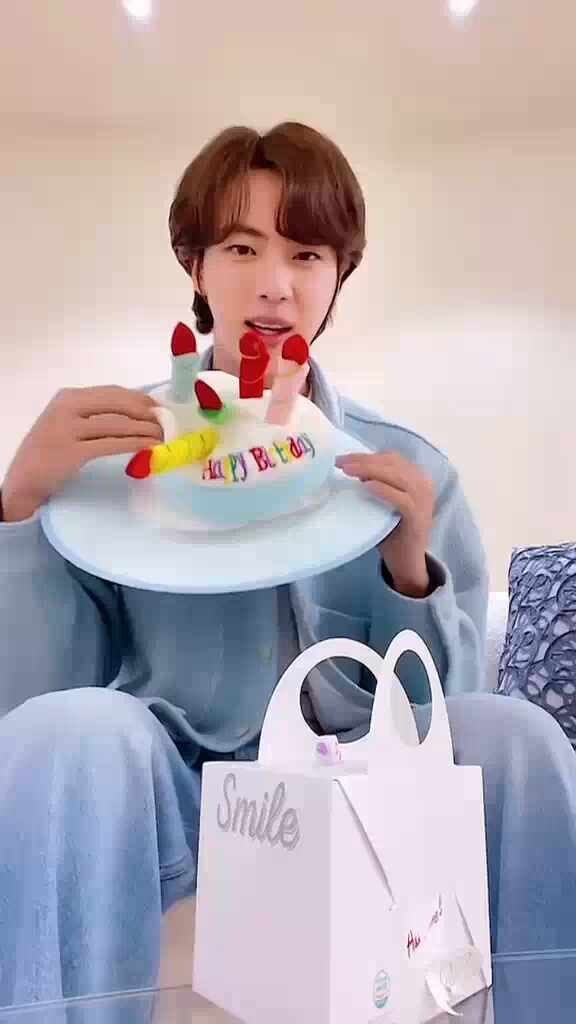 Bts Community Posts 진 오빠 생일 축하해용 💜 일이 많아서 늦어서 미안해요 ㅠㅠ 네가 항상 건강하고 행복하길