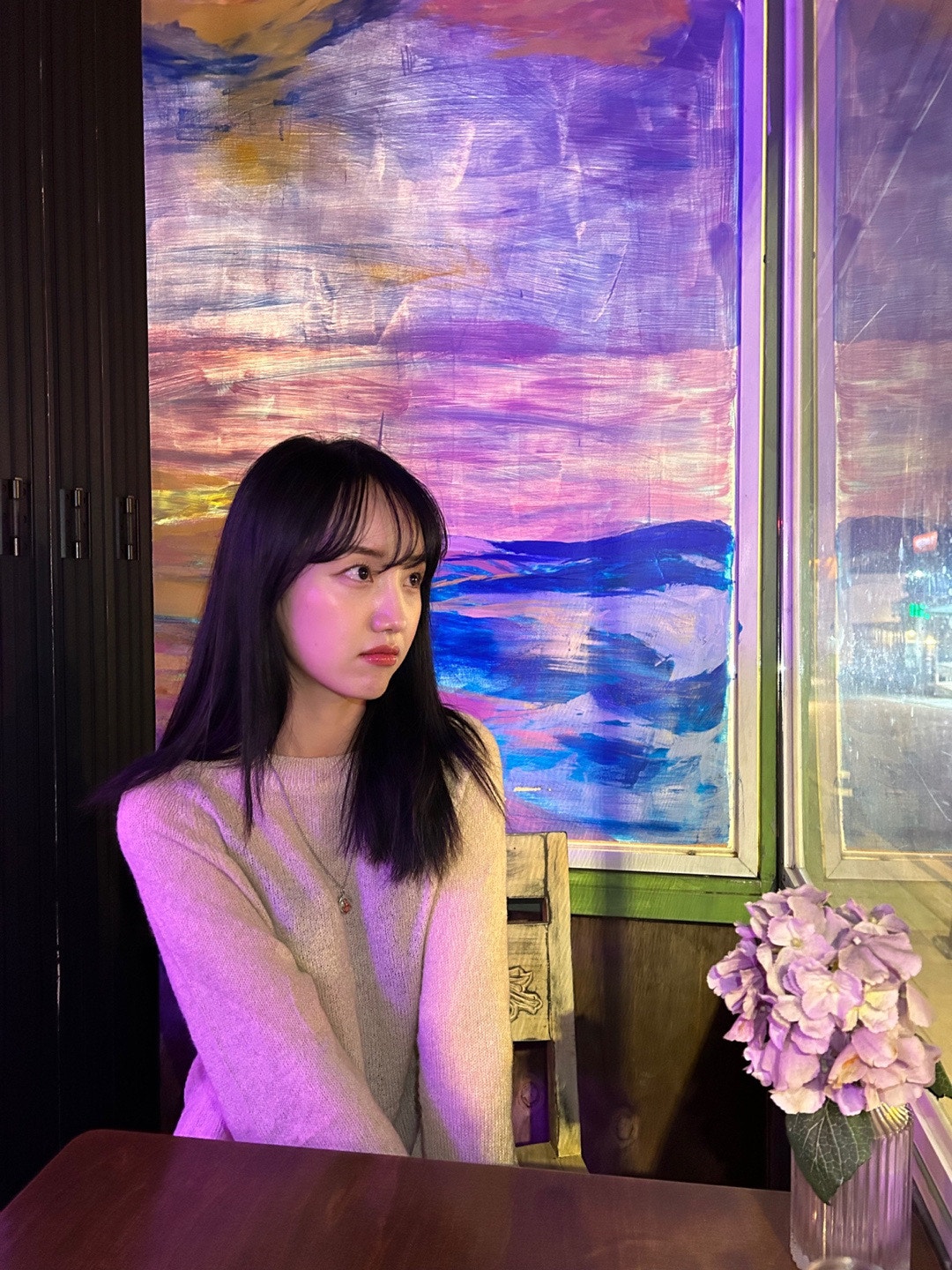 Cherry Bullet Community Posts - 즐거운 화요일 저녁 보내🤍🐱 - HAE YOON