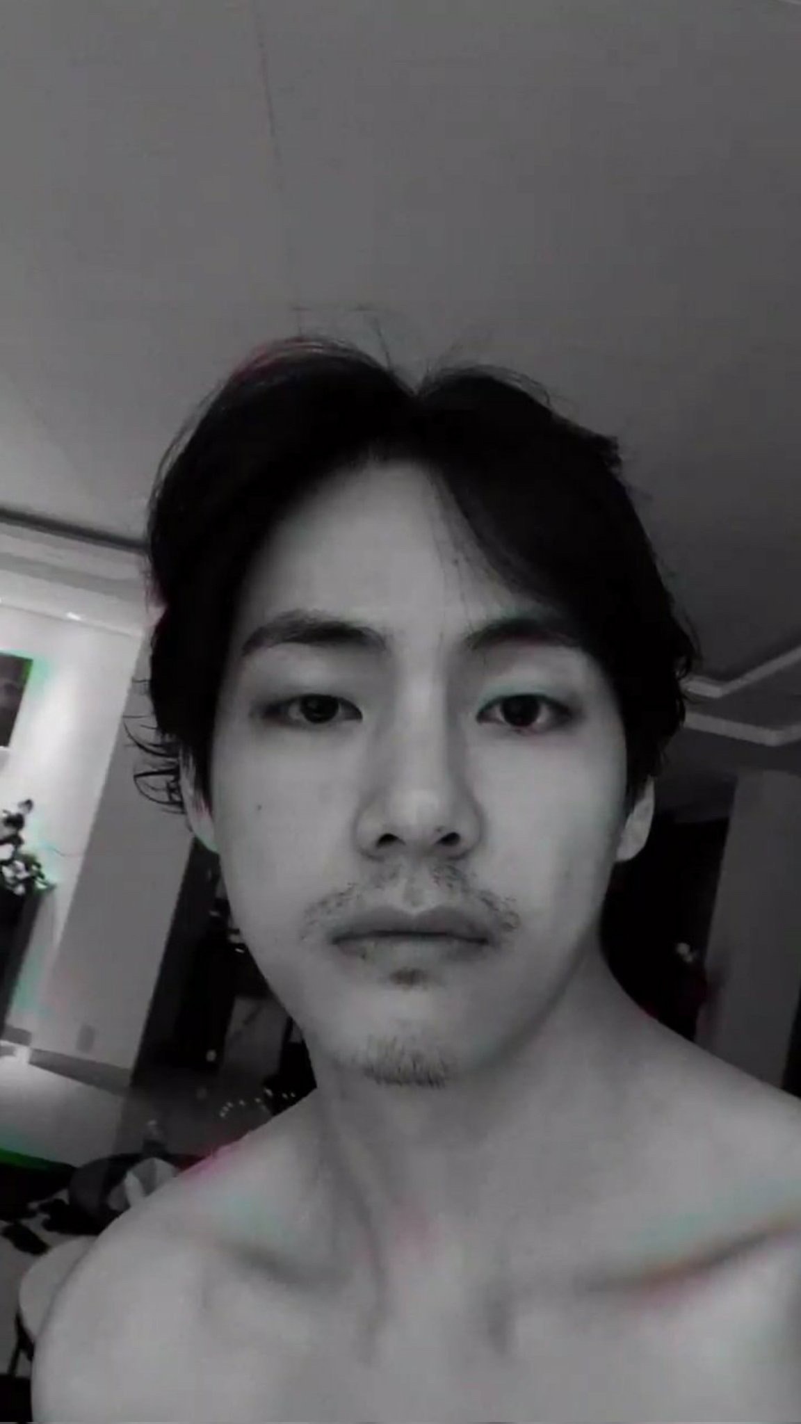 Bts Community Post 태형이가 지금까지 아미에게 공유해준 곡이나 방송중에 흘러나온 곡들을 듣고 있어요그때는