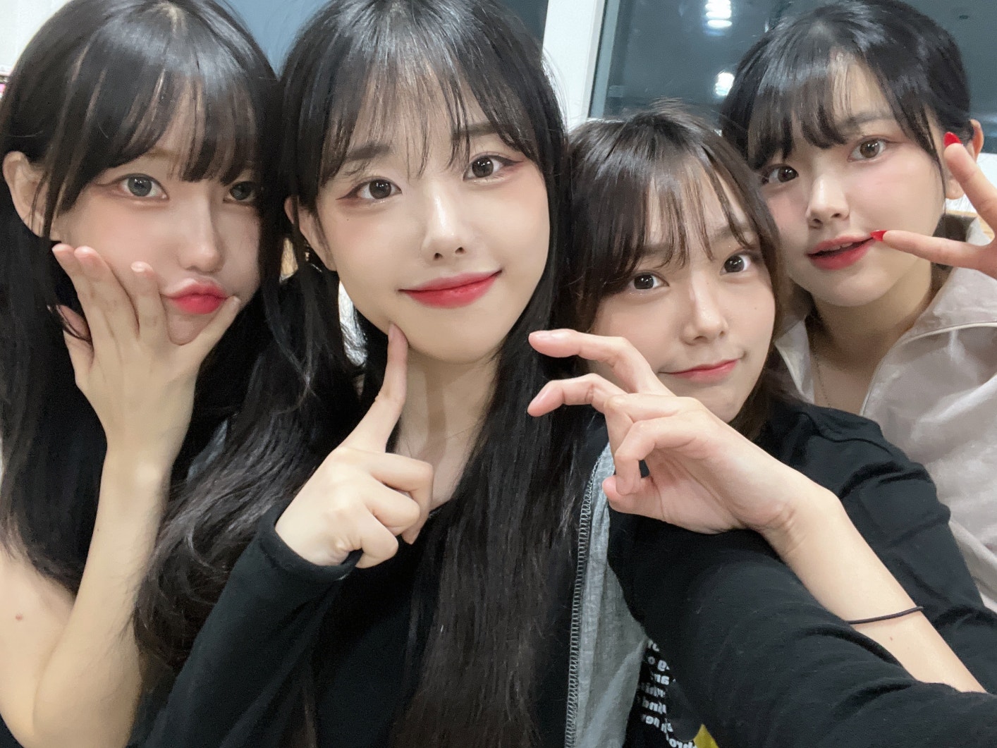 QWER Community Posts - 오늘 방송 난입 재밌었다!!!! 헤헤 역시 단체방송이 젤 좋지요~? 금방 또 찾아올게!!🤍💜💙💚 - Hina