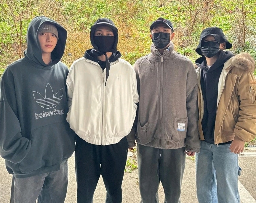 BTS Community Post - Again ot7 pic!!!!💜😘😘😘 Nice to see you together. We ...