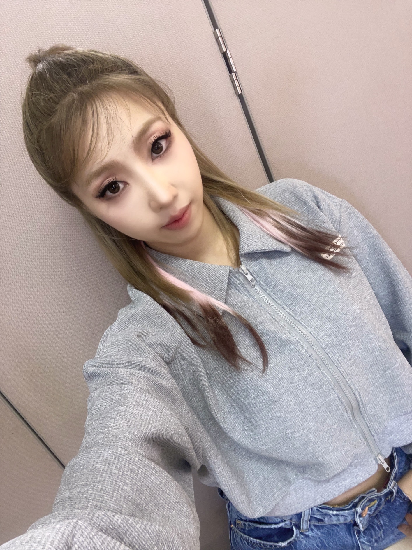 Minzy Community Post 일본에서 보내드리는 따끈따끈한 셀카 가져와써용😉 비하인드 셀카랍니당💕 우아아앙💞