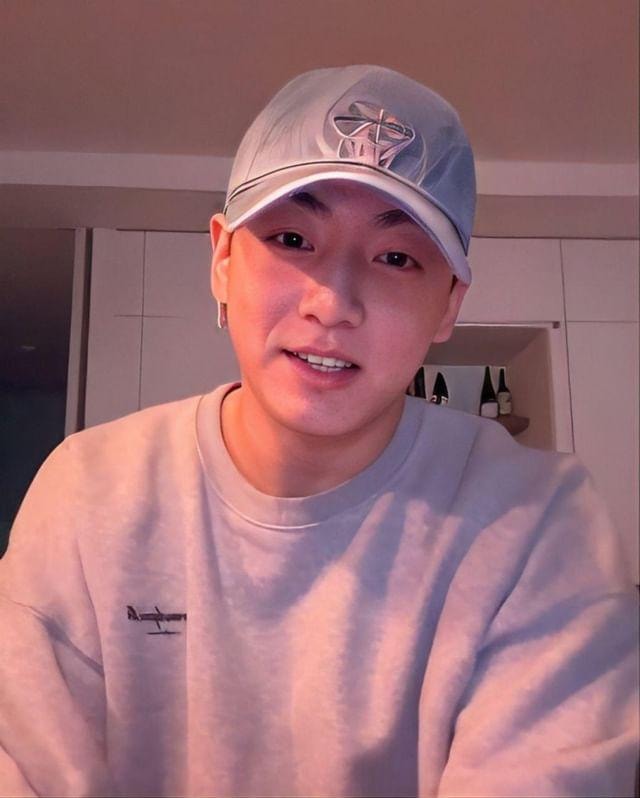 BTS Community Post - [#PHOTOS📸] JUNGKOOK WEVERSE LIVE | 231212 🐰I'll ...