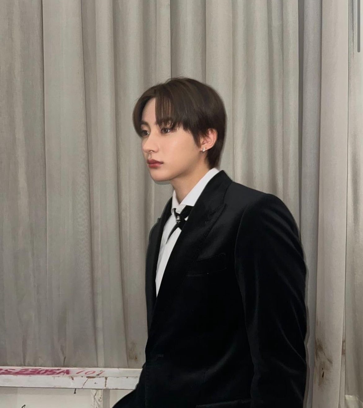 Riize Community Post 인스타 들어가서 사진보자마자 소리지름 진짜 코가 미끄럼틀이 뭐야 그냥 T익스프레스야