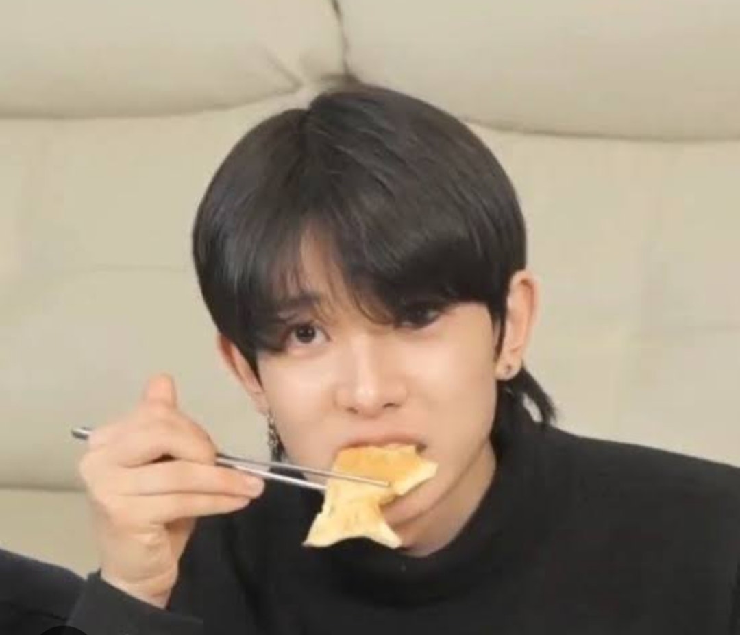 ENHYPEN Community Post - Day 3 Heeseung🦒 eating....nom nom nom #HUNGRY ...