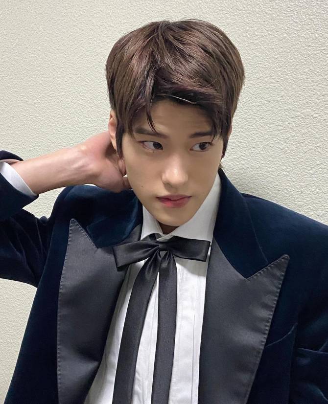 Riize Community Post 인스타 들어가서 사진보자마자 소리지름 진짜 코가 미끄럼틀이 뭐야 그냥 T익스프레스야